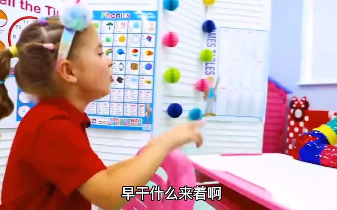 小女孩竟然在教室偷偷弄玩具,老师发现后,会给他怎样的惩罚呢