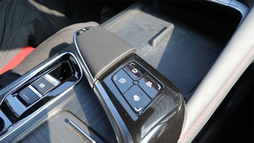 抢鲜看:长安UNI-T内置行车记录仪展示