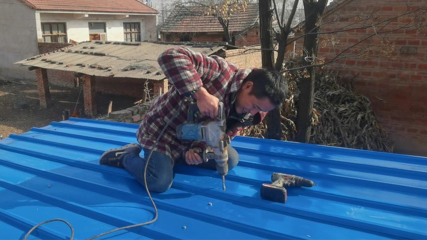 农民专业干这种小型彩钢棚,价格不按平方算,一天半收入2500块