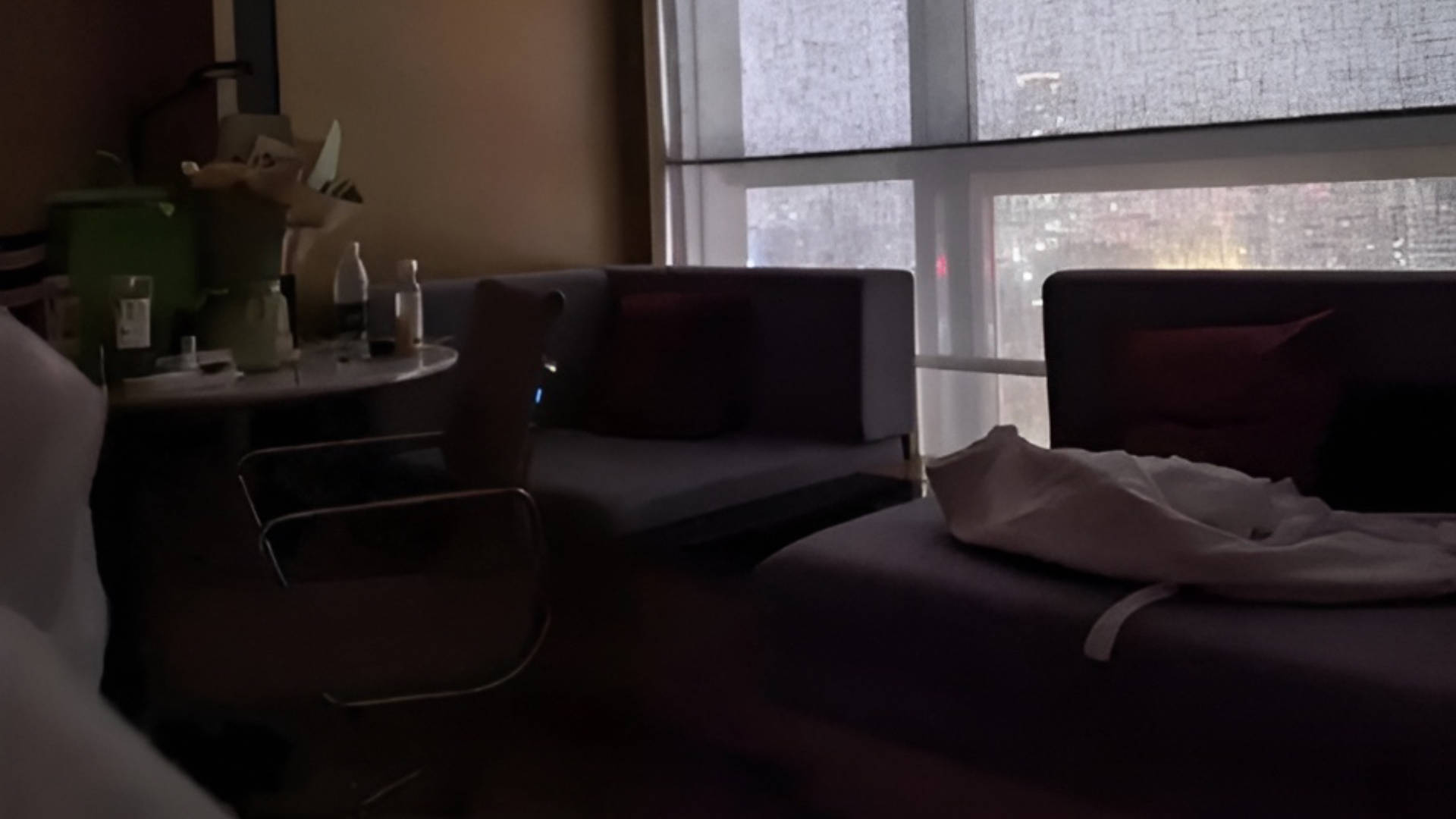 男子入住酒店,半夜房门被陌生女子刷开,酒店:两人同名同姓给错房卡