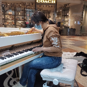 修钢琴的女战士 