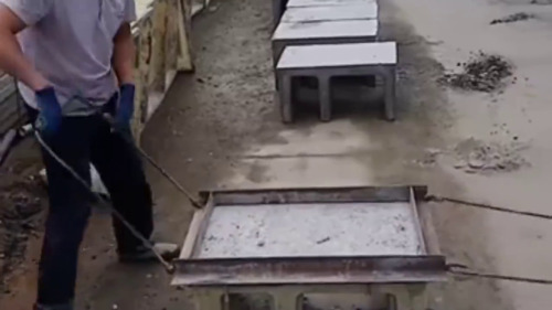 看两位师傅用这工具干活,原来是这样脱模的,长见识了