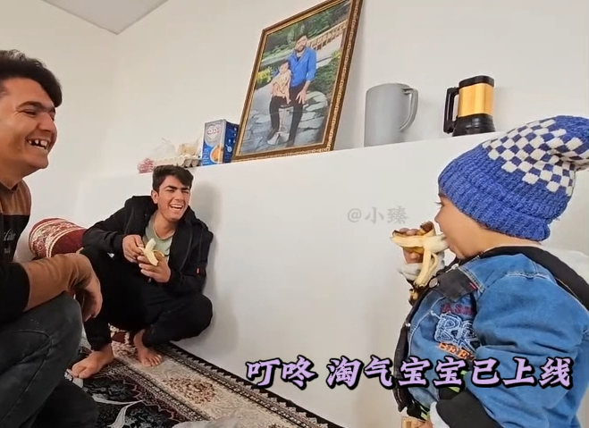 达利入狱后,贾比尔和马吉德一起照顾宝宝和羊群,小阿拉德吃饱喝玩得嗨!