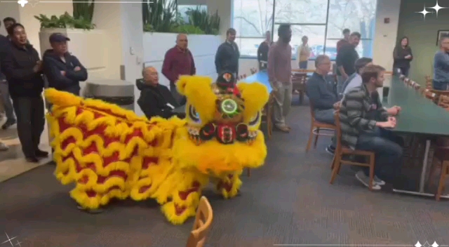 看华人舞狮队在洋人公司里的表演