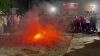 光脚就往火堆里跑!神似哪吒脚踩风火轮,有人知道这是哪里的习俗吗?
