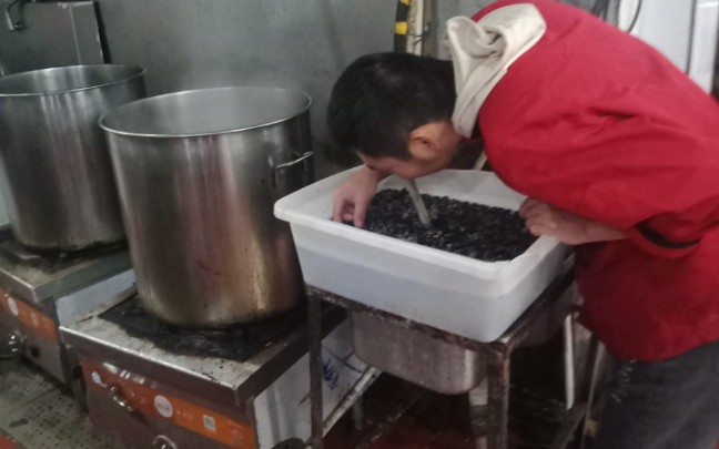 配菜小伙“震动棒”,帮我拍摄小炒脆莴笋,拍摄技术不行,把我都拍丑了