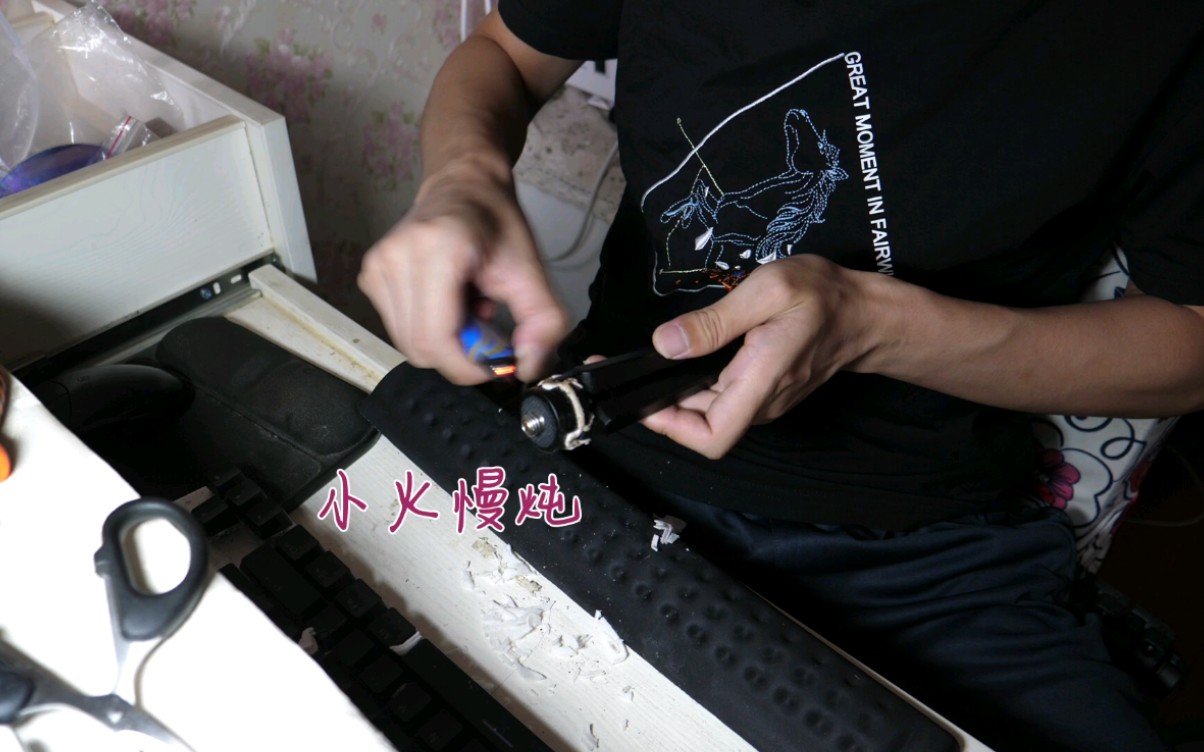 魔爪Air稳定器的固定三脚架很容易松动,一块破布就能解决。