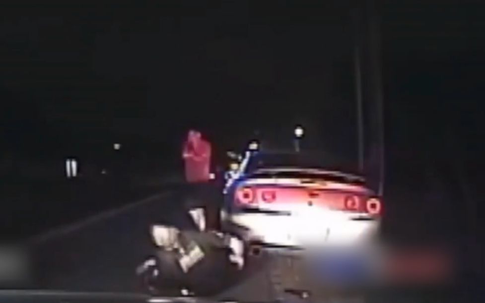 监控录像曝光!美警执法被枪击1死1重伤 男子向倒地警察补枪