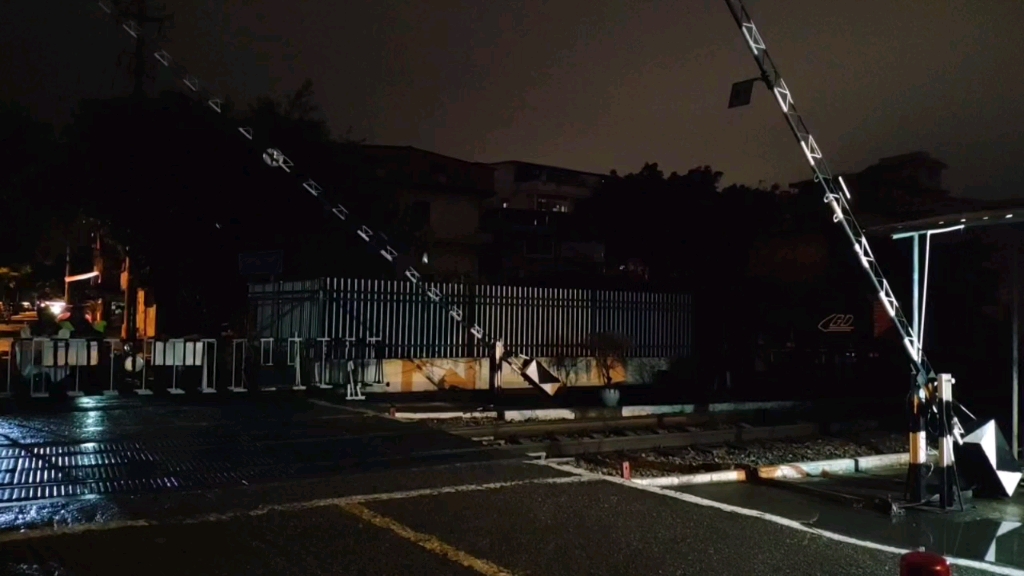...牵引南京-南宁K1191次列车 南下通过530道口 往柳州站方向 原声好评!