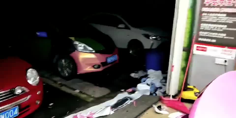 还在努力加班中,门口还堵着一堆车要贴「奋斗」「奋斗」「奋斗」