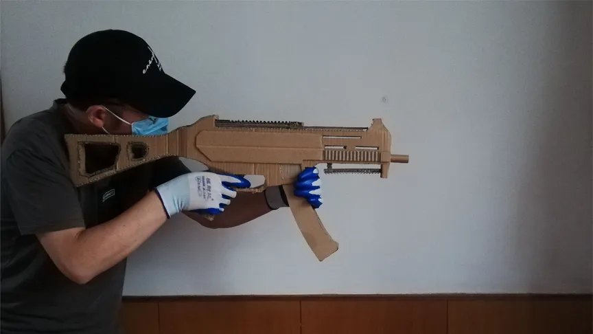 和孩子互动的手工制作 教你用纸箱制作“UMP45冲锋枪”视频
