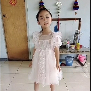 主持人朱迅 