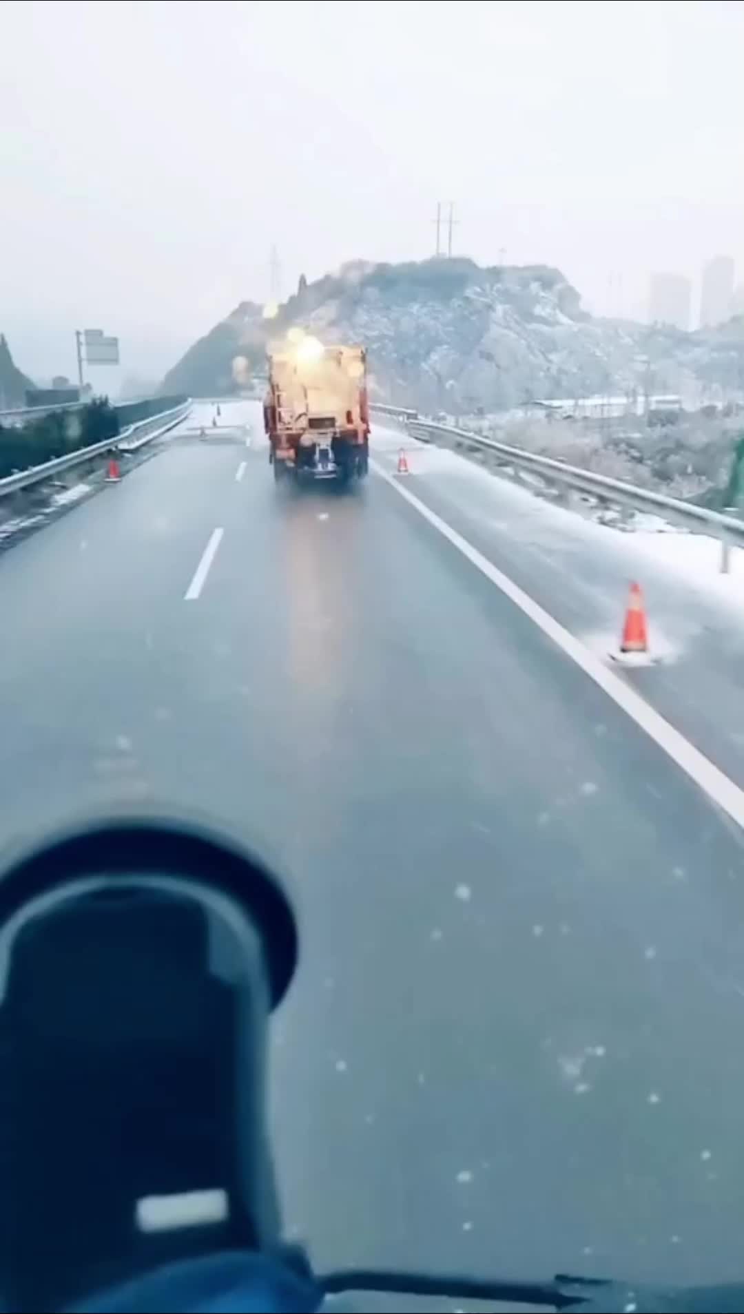 张晶带您了解融雪剂撒布机使用原理