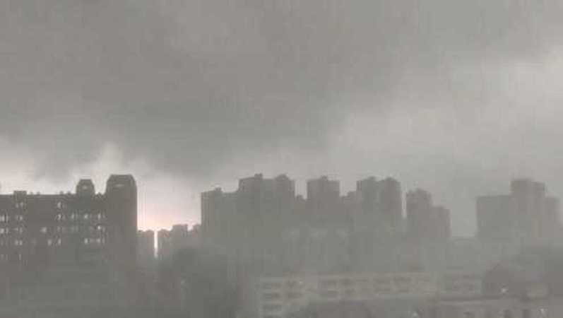 上海突降暴雨白昼如夜雨雾缭绕看不清窗外景色