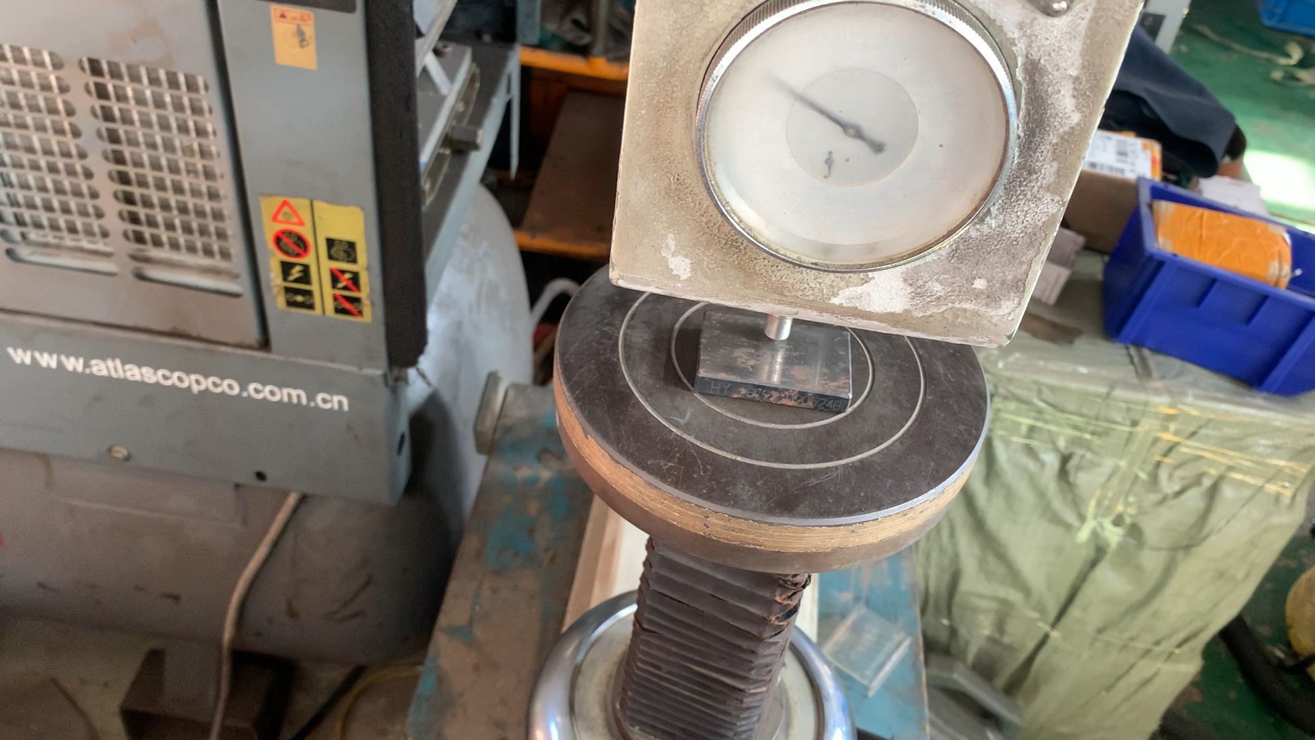 硬度试块测试。 HRC57