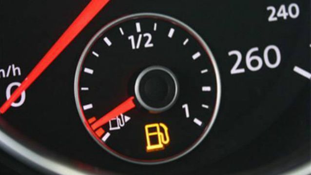 为什么汽车油表报警了再加油会伤车!没油了,这样让你撑到加油站