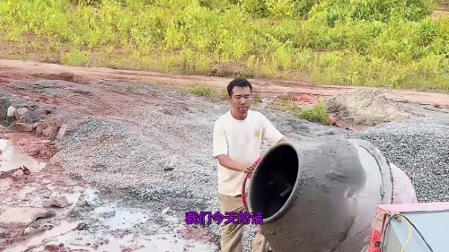 现在开始浇筑过道混凝土,浇完后就准备下班了