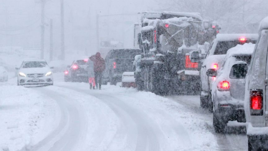 美国遭遇暴风雪:数千航班取消26万户居民停电,8000万人收到警报