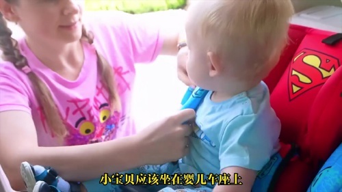 小男孩坐车不系安全带,妈妈告诉他不系安全带的后果,他会听吗