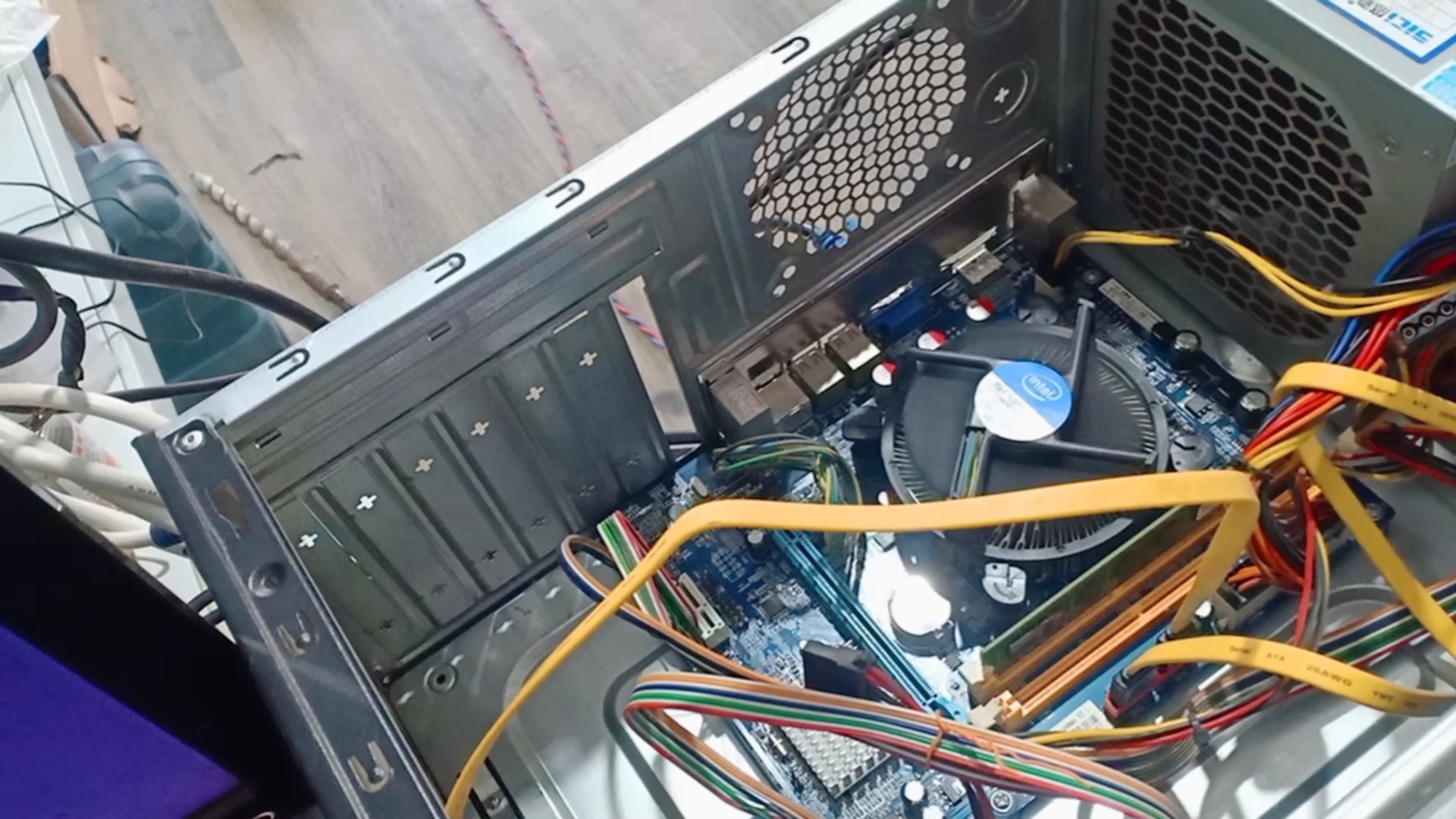 电脑开机黑屏无信号,拔擦内存条也没有用?到底是怎么回事?