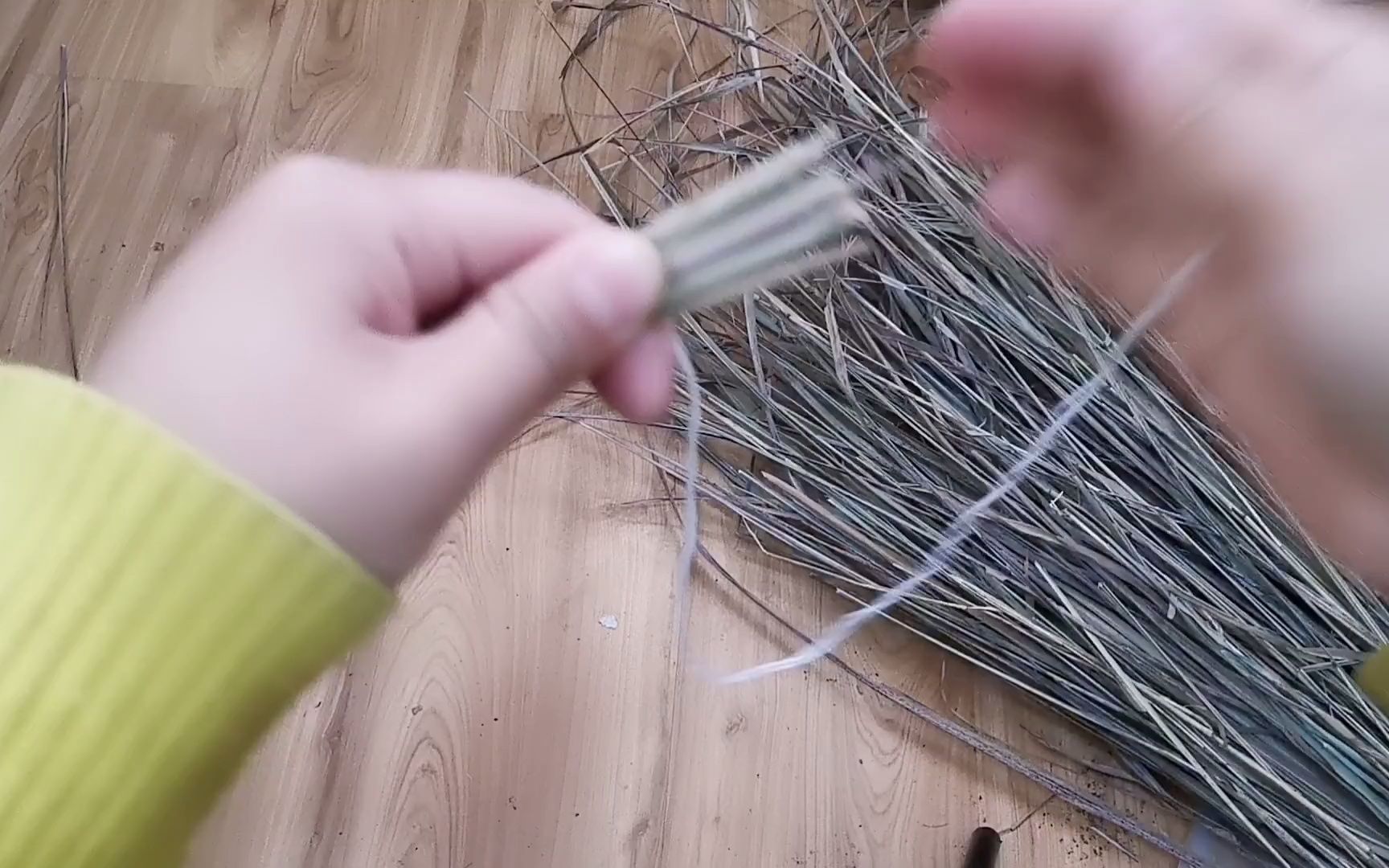 传统编织方法,用草叶编织馒头筐,给馒头筐加上盖子才算完美收工