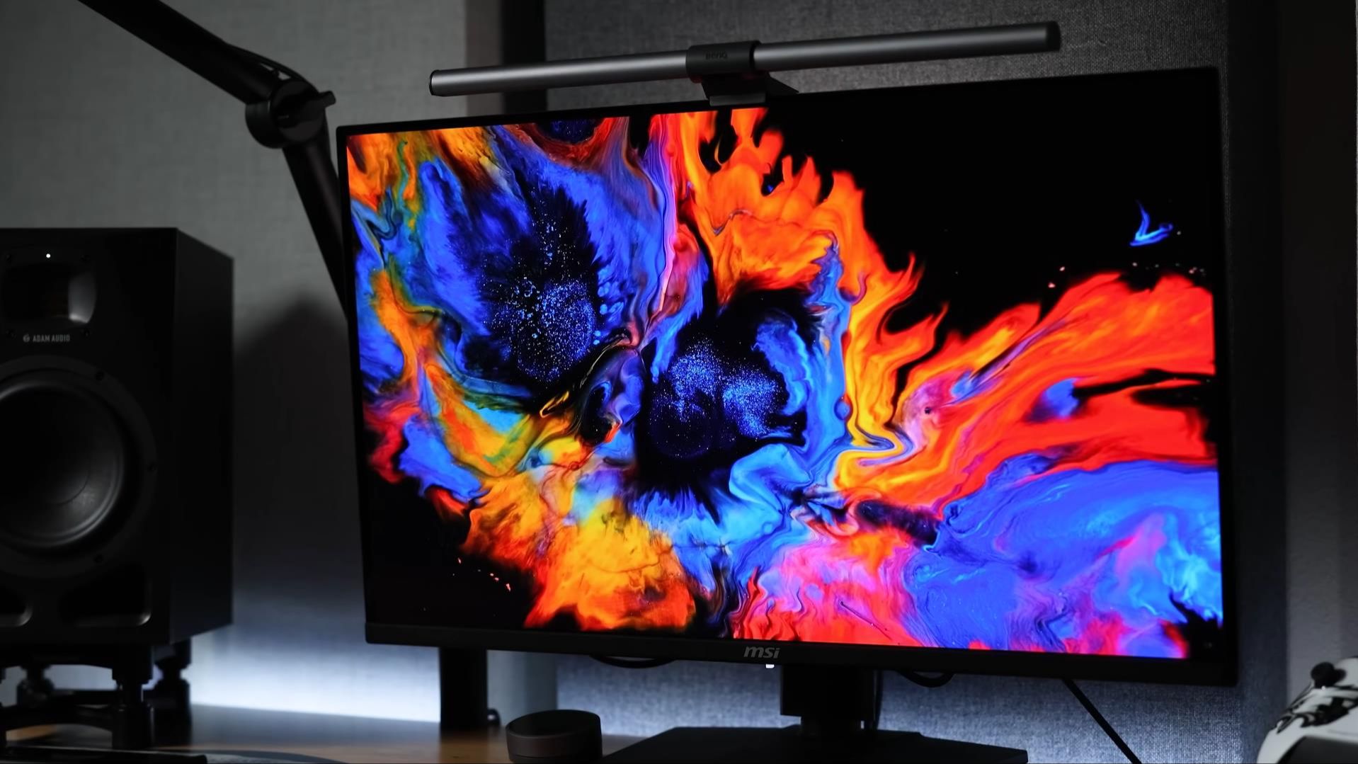 【微星 MAG 321UPX】这款 32 英寸 QD-OLED 游戏显示器:是实在太...