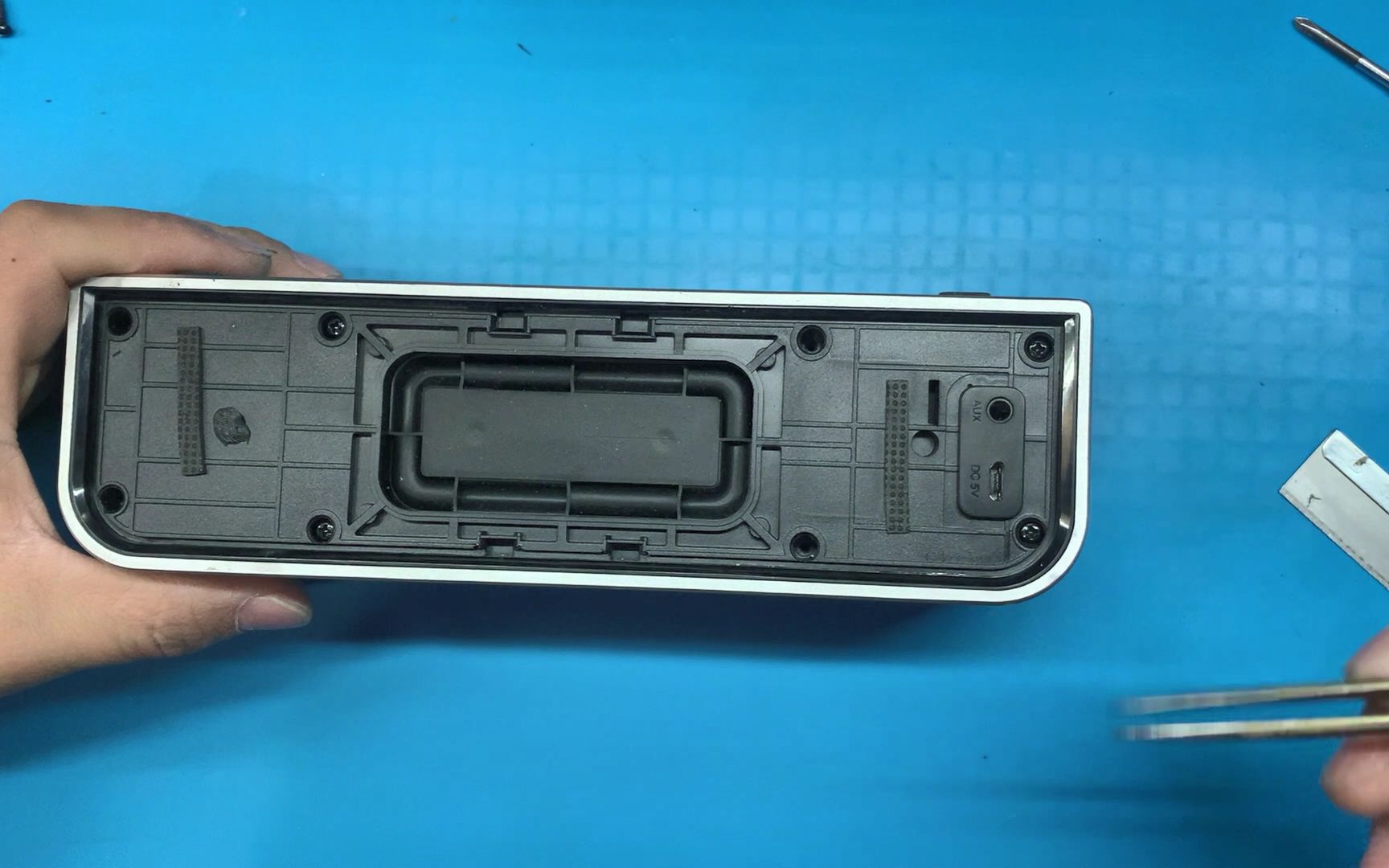 家里的蓝牙音响不充电或不开机,一条导线简单处理不用花一分钱