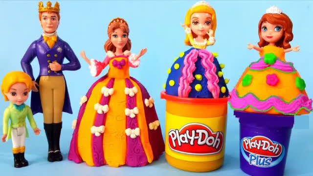 小公主苏菲亚玩具给小公主苏菲亚和她的母亲、姐姐做公主裙