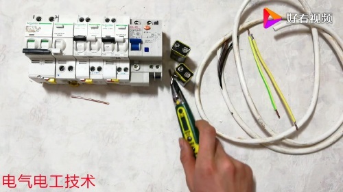 电笔的3大花式应用,验电只是菜鸟技能,会这样玩电笔才是老电工
