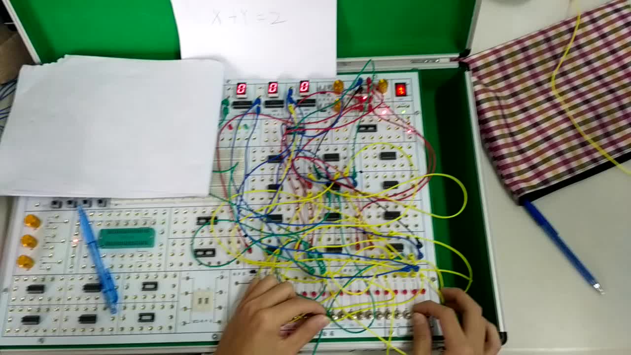 制作简易2位半加器,配数字显示