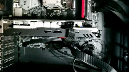 电脑开机主板亮红灯显示器键盘不亮机器启动不了