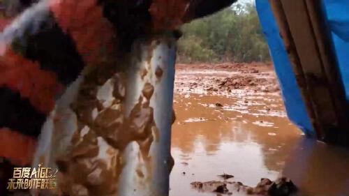 暴雨突袭后惊魂一幕:红边袜带蛇钻入测绘员经纬仪,现场尖叫!