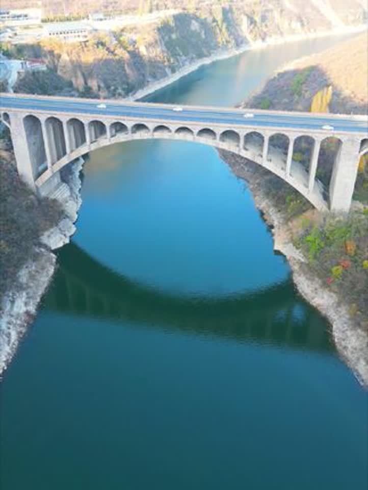 山西丹河大桥,世界上单跨最大的石拱桥,主跨142米,位于太行山脉南端,...