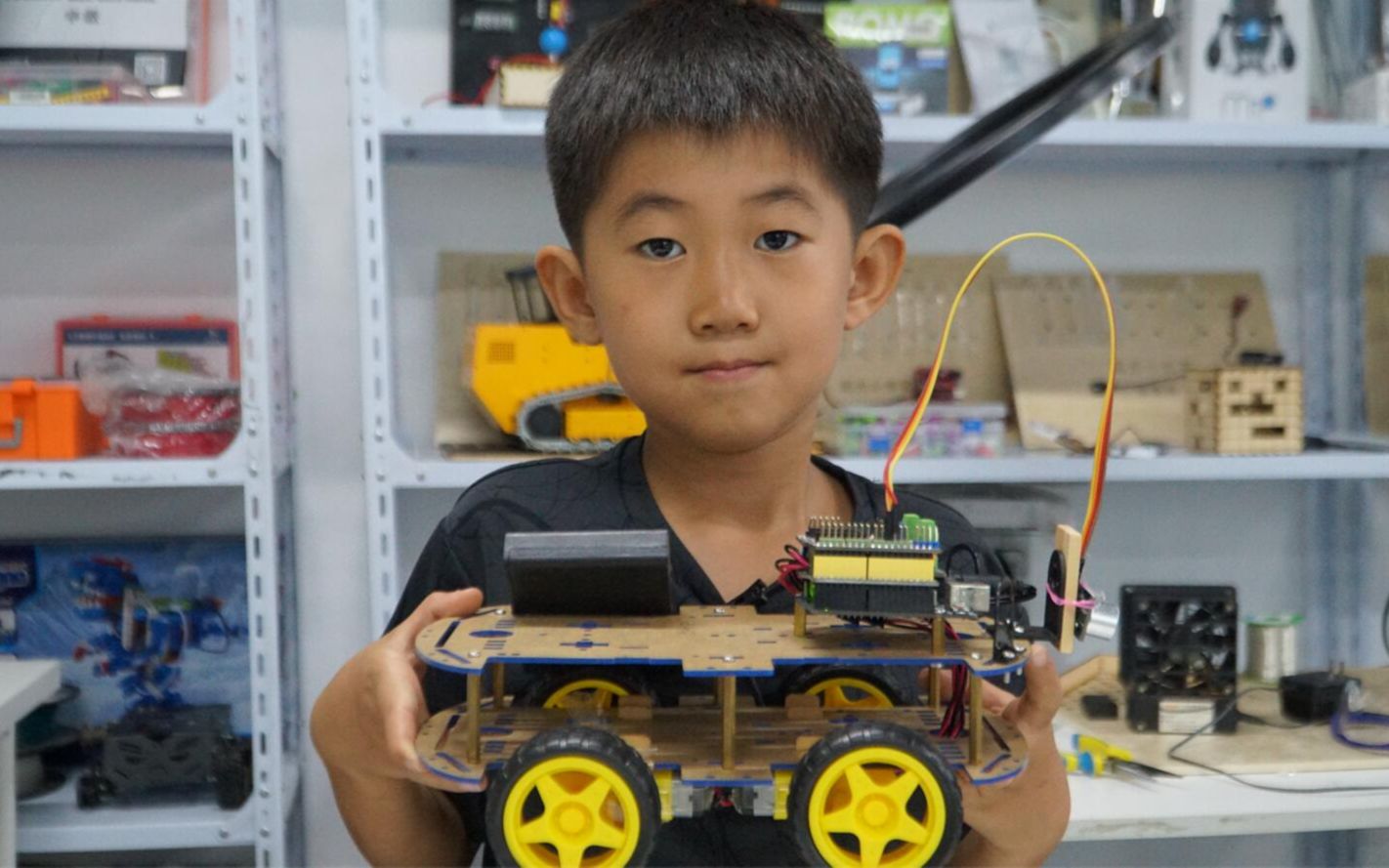 Arduino 自动跟随小车 王宇桐(二年级)