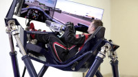小伙认为F1赛车难度被夸大,亲自体验F1模拟器,1分钟都无法坚持