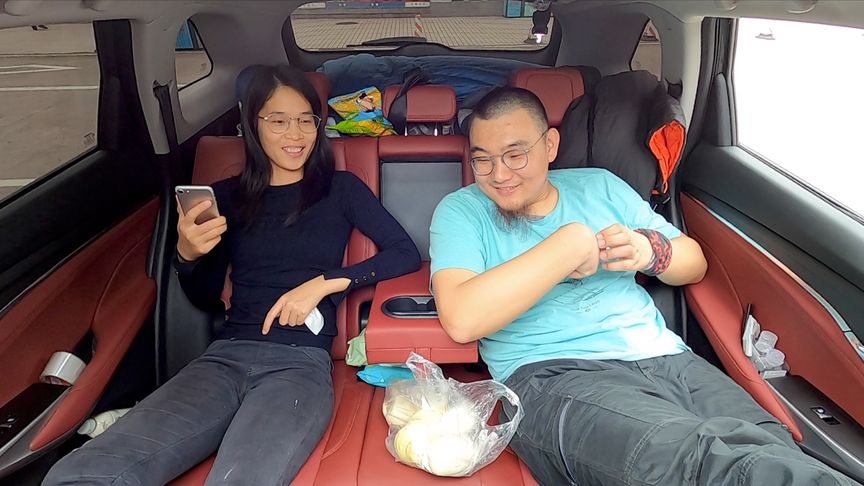 新买的长安cs75p赶长途,情侣二人白天在车上吃,晚上在车上睡