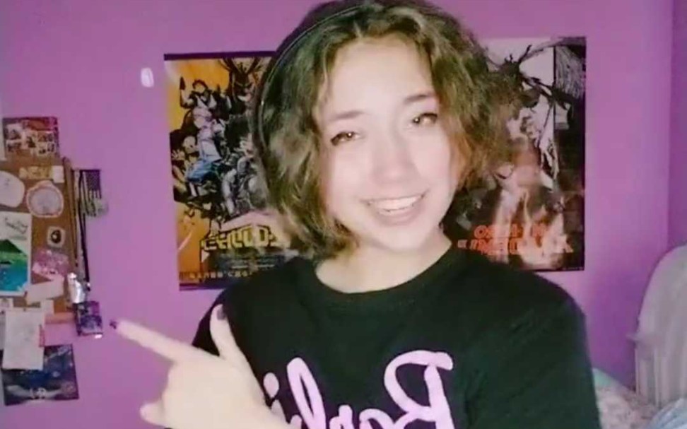 外国一位擅长模仿动漫人物的小姐姐。