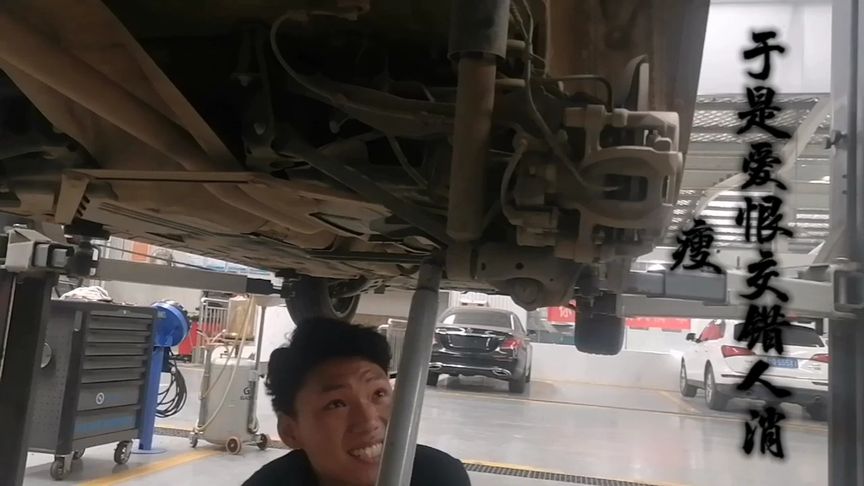 宝马后减震胶块老化开裂,为了更好保护减震器小伙更换了两个新的