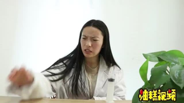 病人扎针怕疼,医生拿出糖果做出奇葩针管,边哄边打针