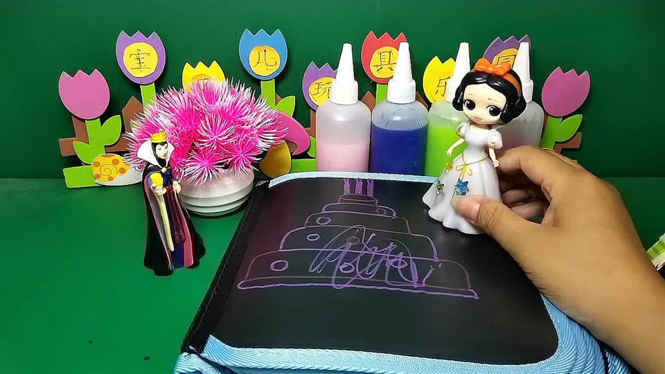 贝儿破坏了白雪公主的画,善良的白雪还为她求情