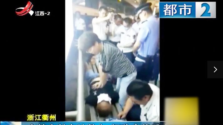 男子心跳停止失去意识 路过女护士长紧急救援 称这是医生的天职