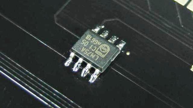 主板芯片拆焊技巧分享:焊脚多且密的八脚芯片要用什么焊?看这里