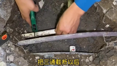 自来水管三通漏水被地暖管压住,怎么办?老水工这个方法值得收藏