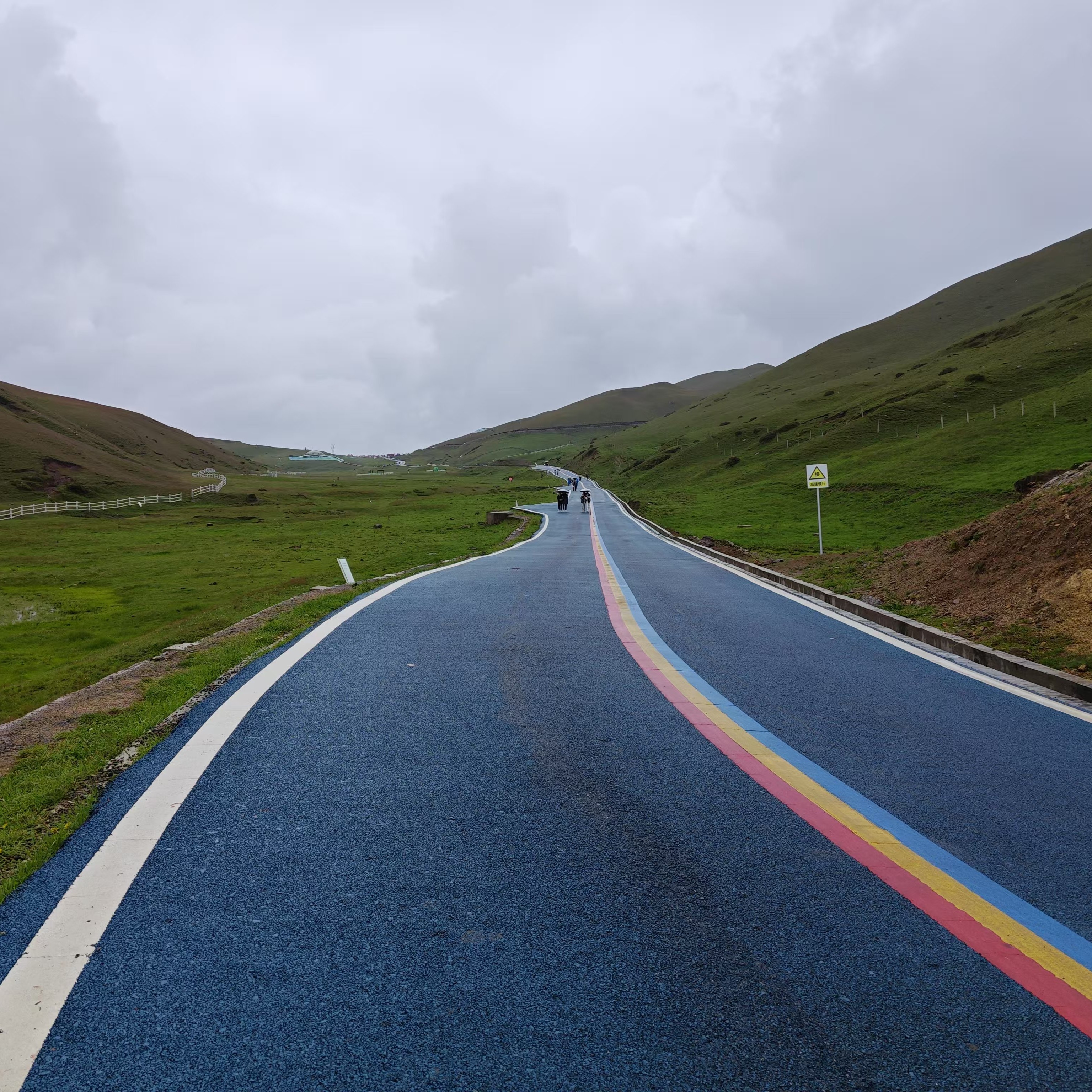 青山依旧在绿水赴东流 