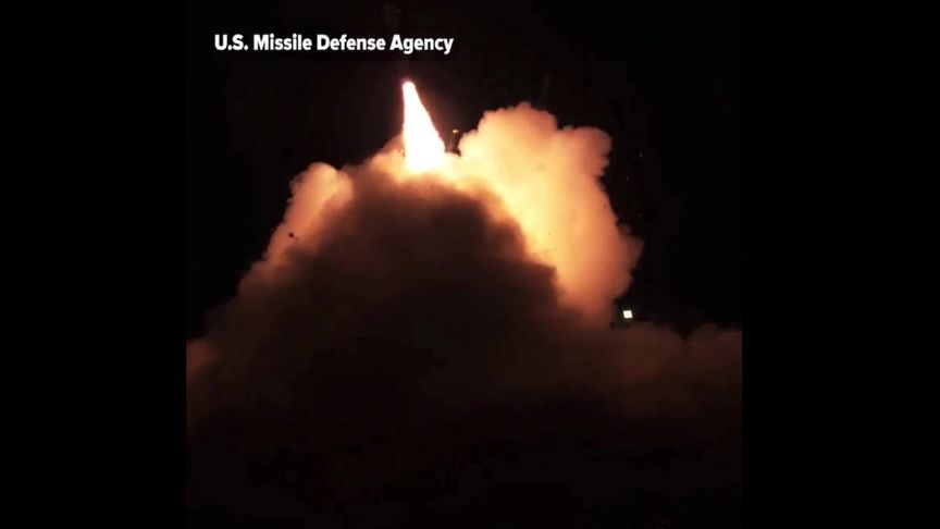 ...导弹防御系统测试全程:飞机空中投放靶向导弹,地面防御系统锁定目标...