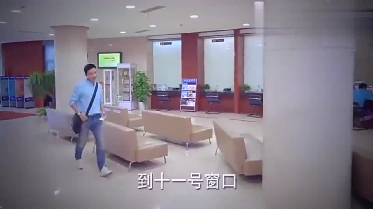 帅哥去修改银行卡密码,没想到美女柜员知道旧密码,结局甜炸了!