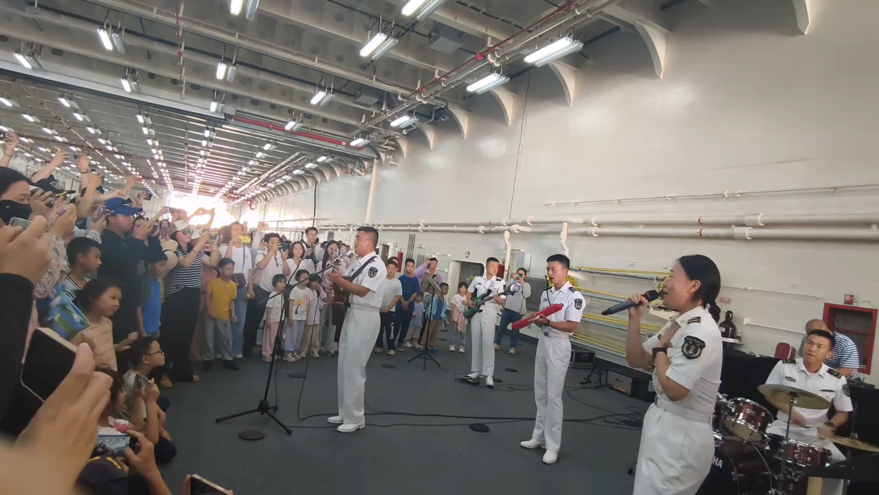 075型“海南舰”两栖攻击舰就是大,大到可以在船仓里面开演唱会!