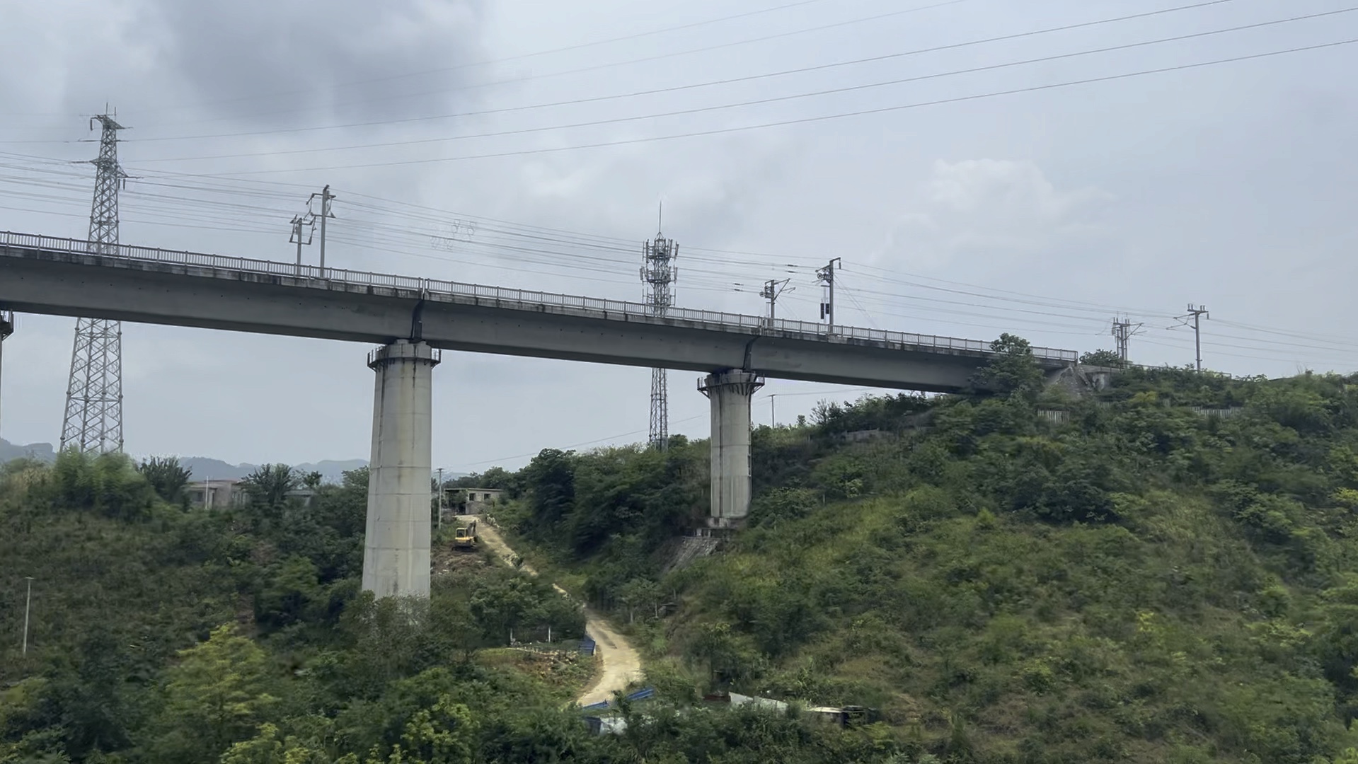 D1835次(重庆西站-广州南站)本务贵阳车辆段CRH2A2364+CRH2A...