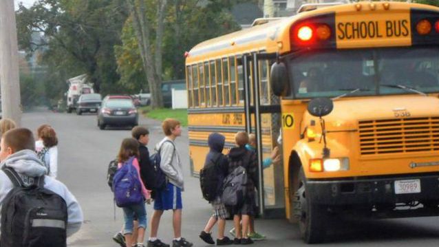 开学啦,提高孩子的安全意识最重要,这段校车安全教育视频要早看
