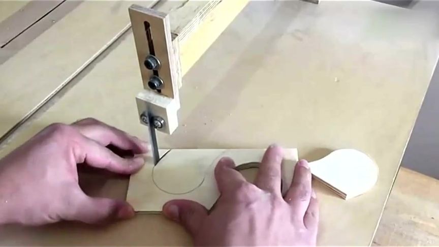 你能把电动工具改成木质桌锯吗?他做到了